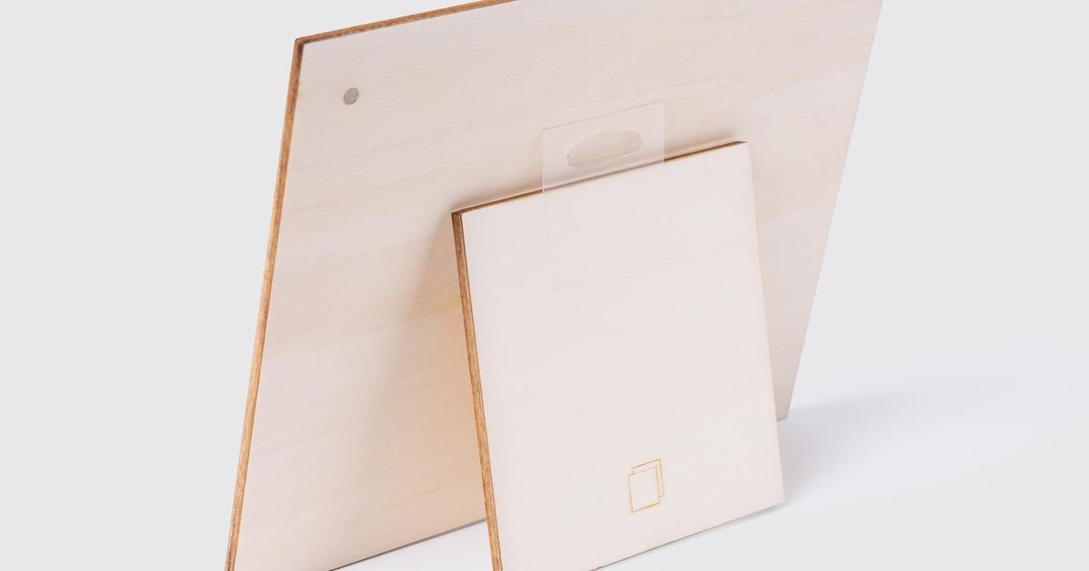 Wooden calendar stand | Squared.one USD