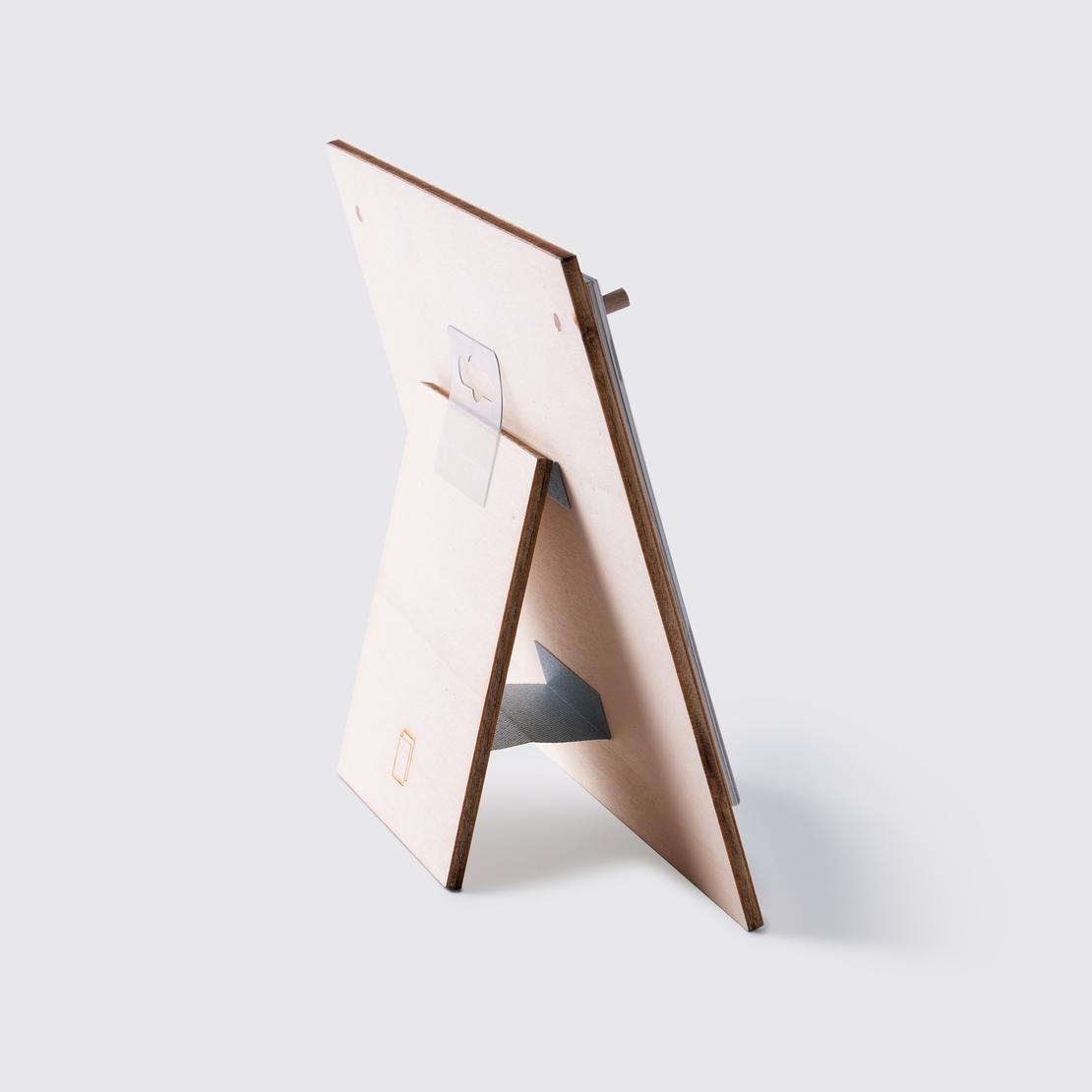 Wooden calendar stand | Squared.one USD